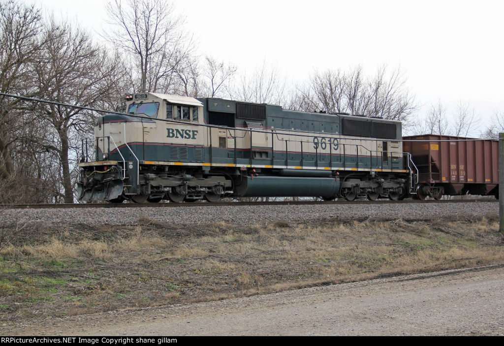 BNSF 9619 runs dpu on a ore load.
